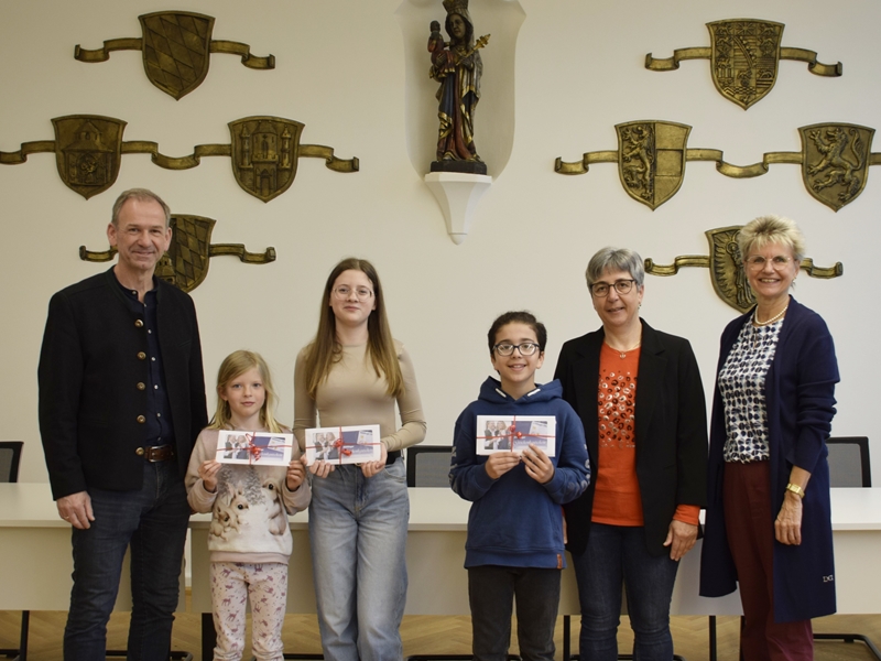 Altöttinger Bonus-Paket: Drei Kinder erhalten Gutscheine - Stadt Altötting